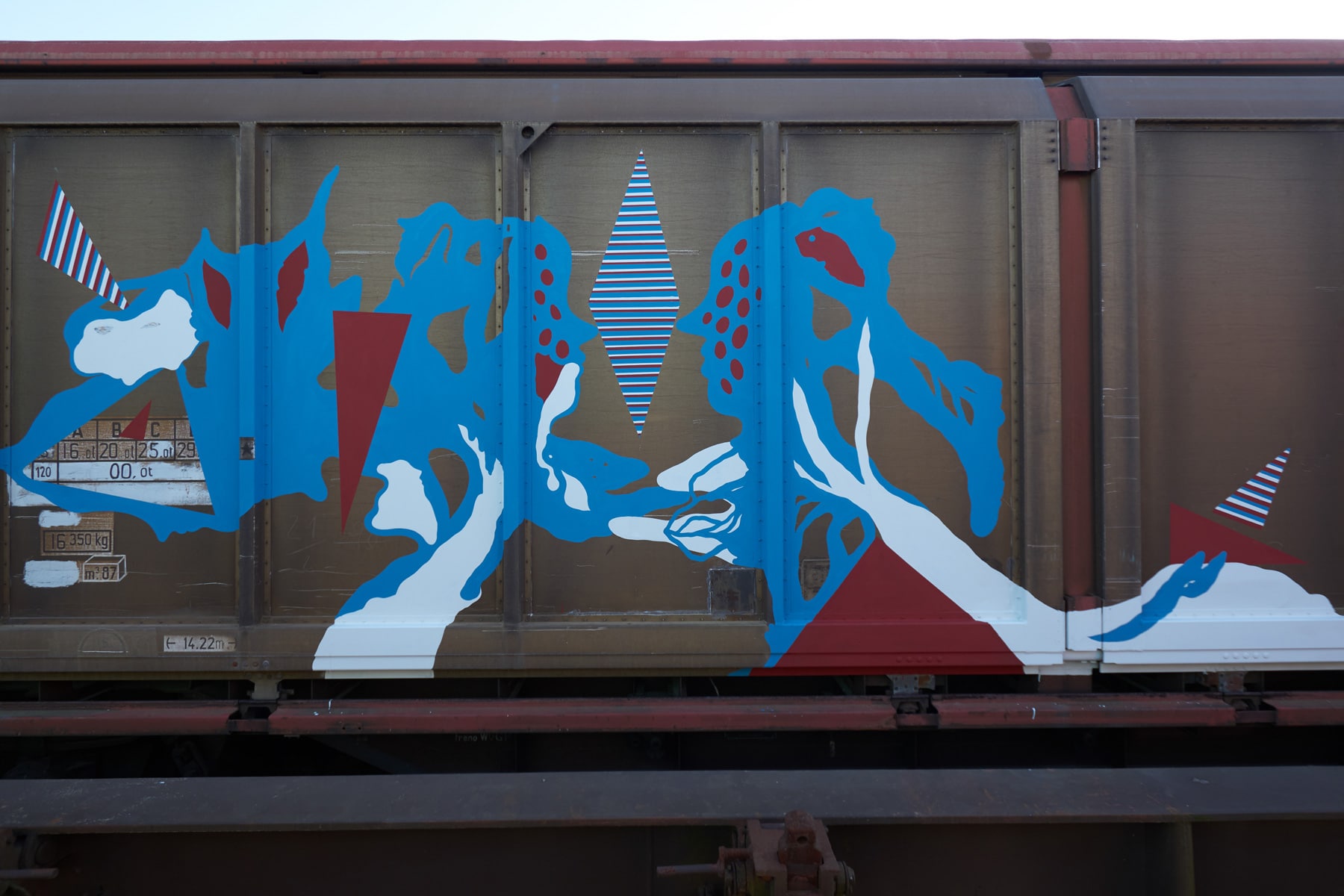 ARIS: Fluide Scherenschnitte | URBANPRESENTS