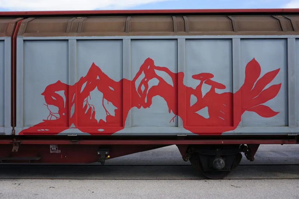 ARIS: Fluide Scherenschnitte | URBANPRESENTS