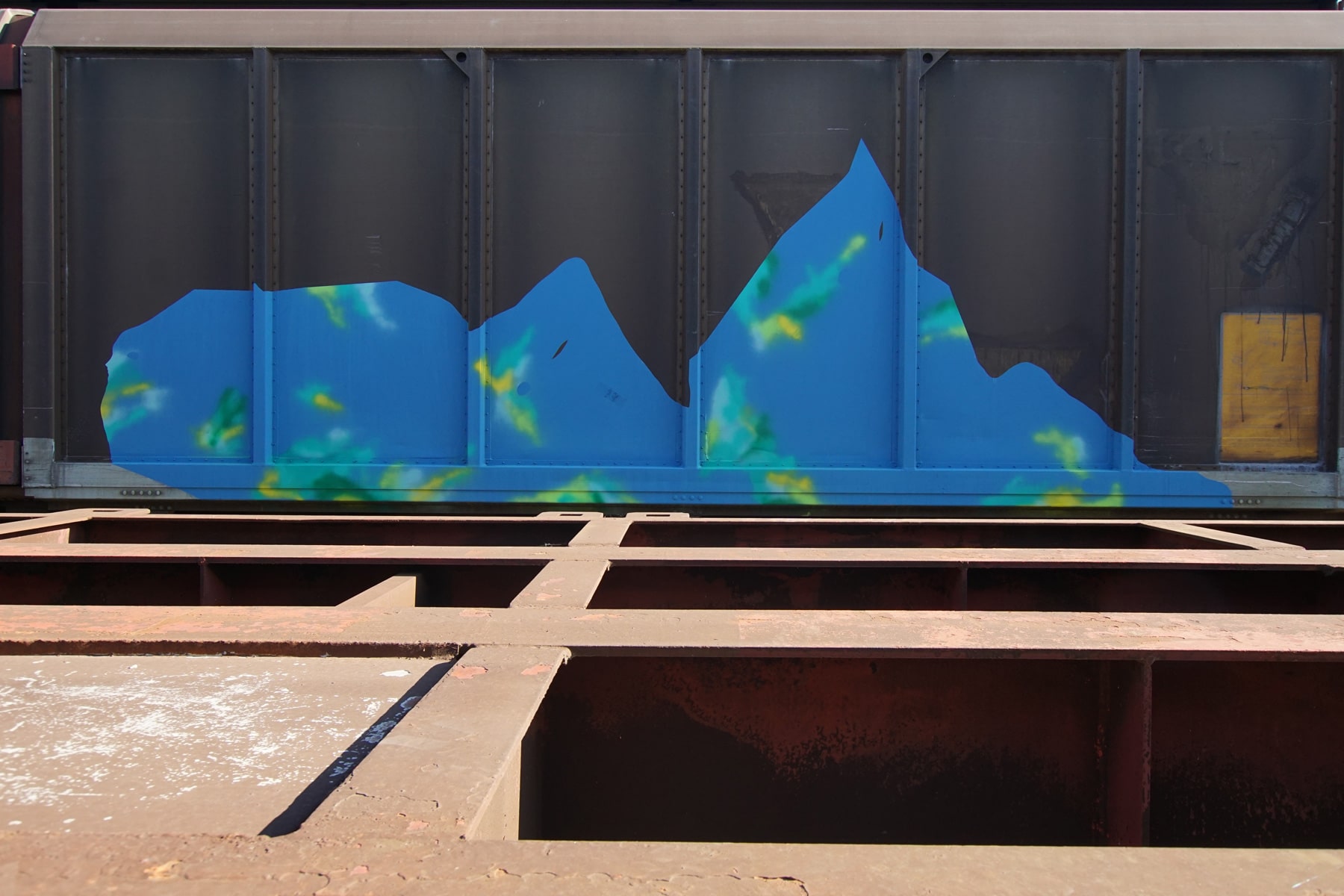 ARIS: Fluide Scherenschnitte | URBANPRESENTS