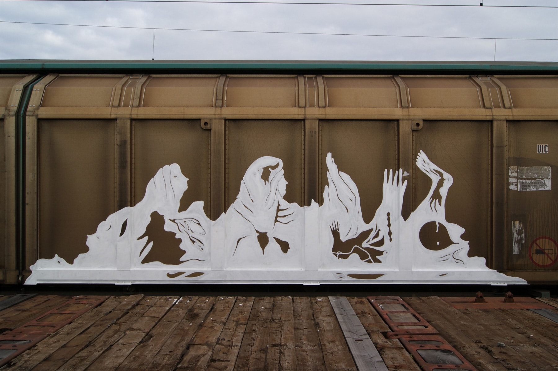 ARIS: Fluide Scherenschnitte | URBANPRESENTS