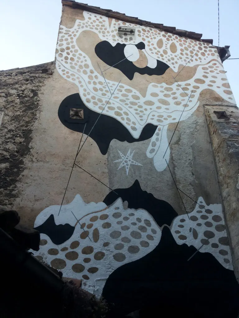 ARIS: Fluide Scherenschnitte | URBANPRESENTS