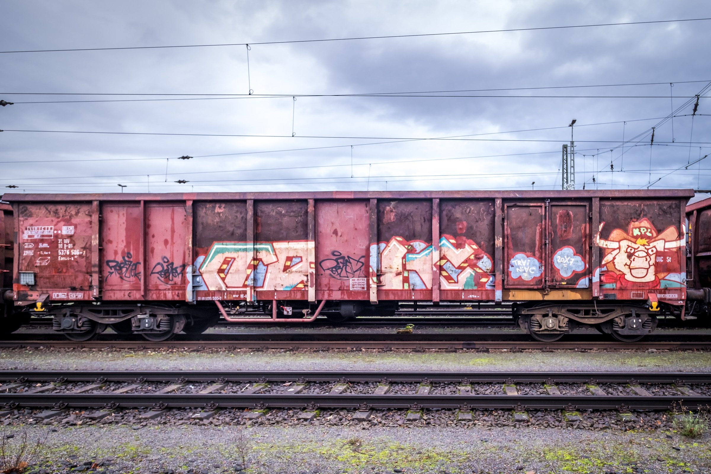 Graffiti on freight trains in Cologne-Kalk | URBANPRESENTS