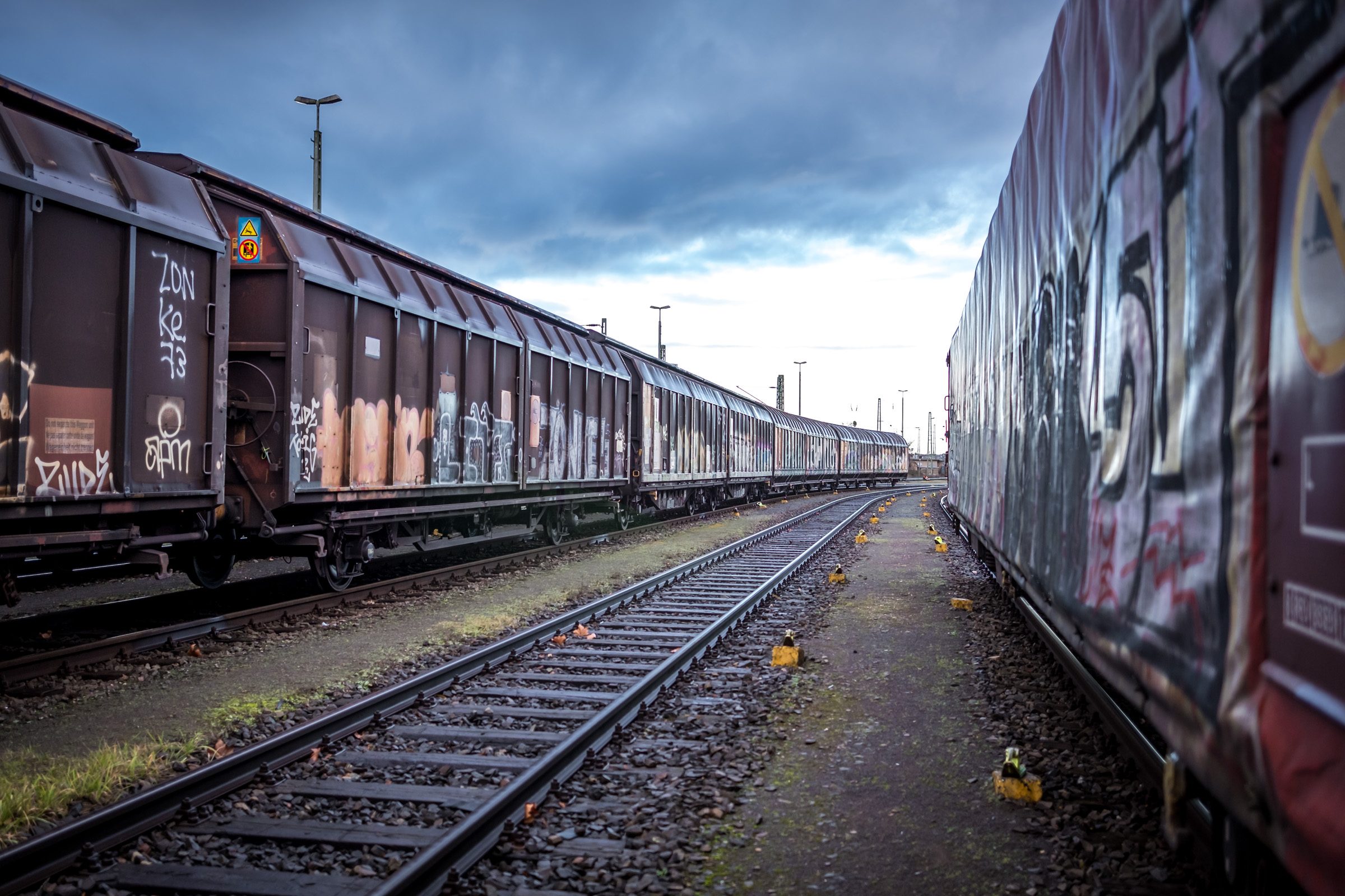 Graffiti on freight trains in Cologne-Kalk | URBANPRESENTS