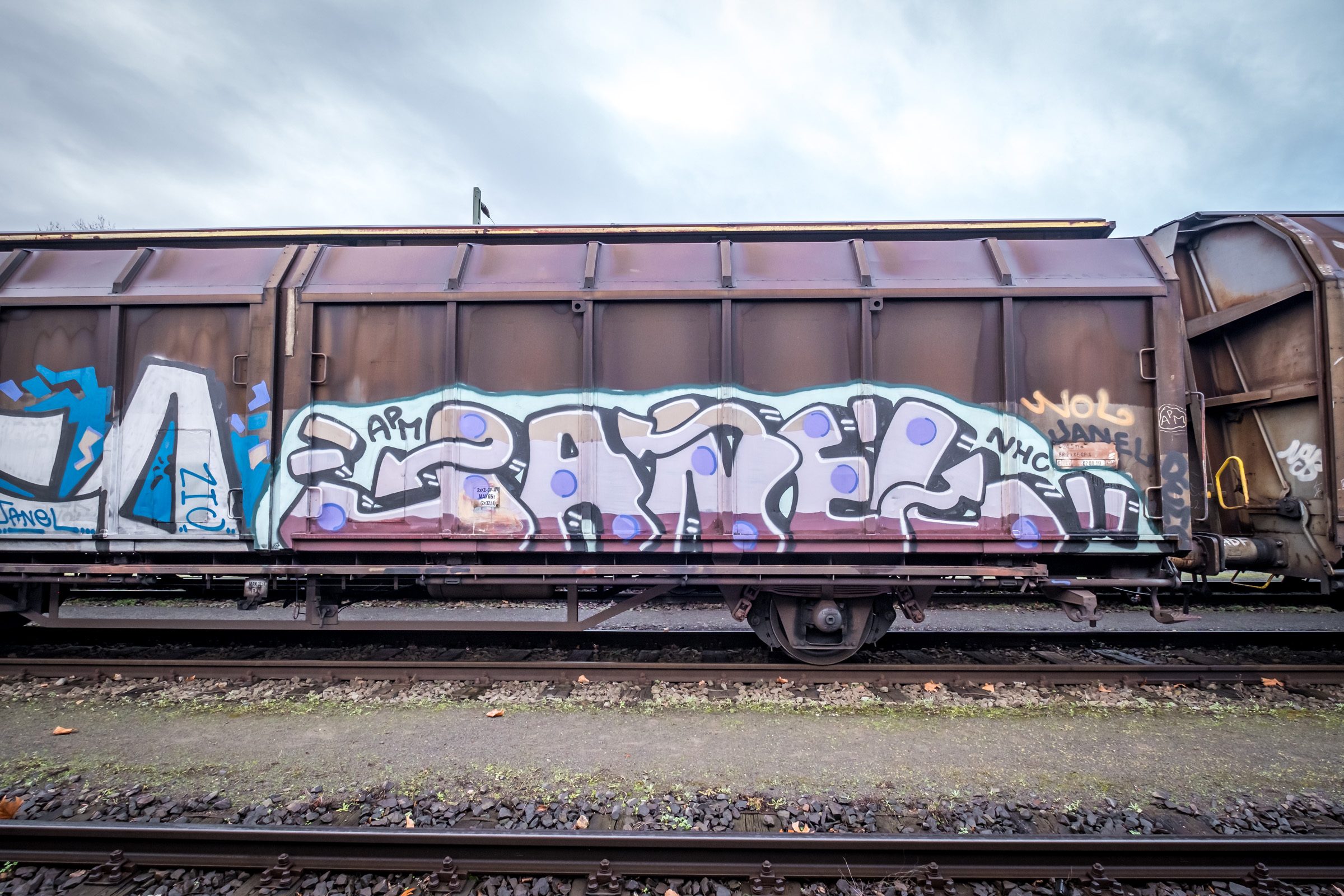 Graffiti on freight trains in Cologne-Kalk | URBANPRESENTS