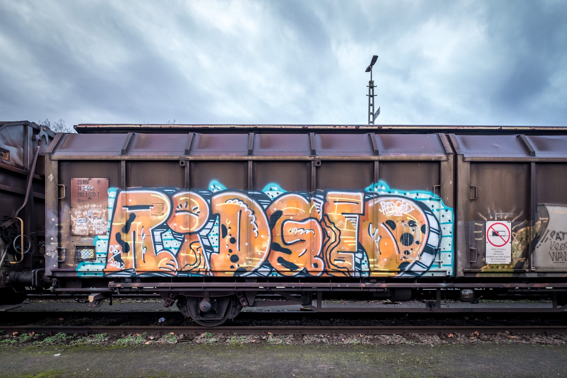 Graffiti on freight trains in Cologne-Kalk | URBANPRESENTS