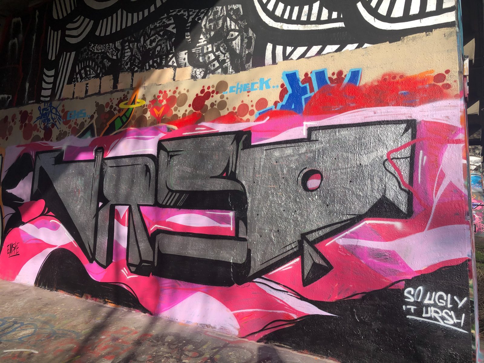 URSHTRAY in Australien: Nicht-traditionelles, texturbasiertes Graffiti ...